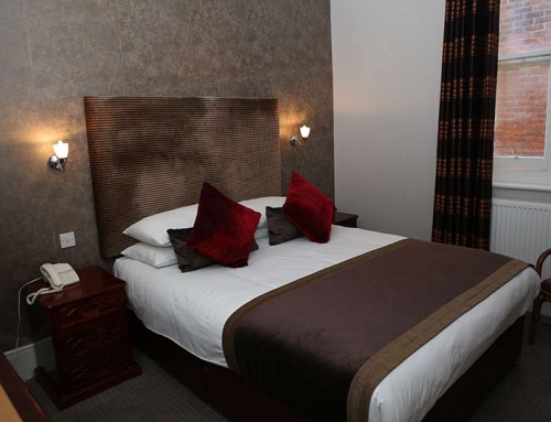 Ensuite Room with Bath – Wards Hotel